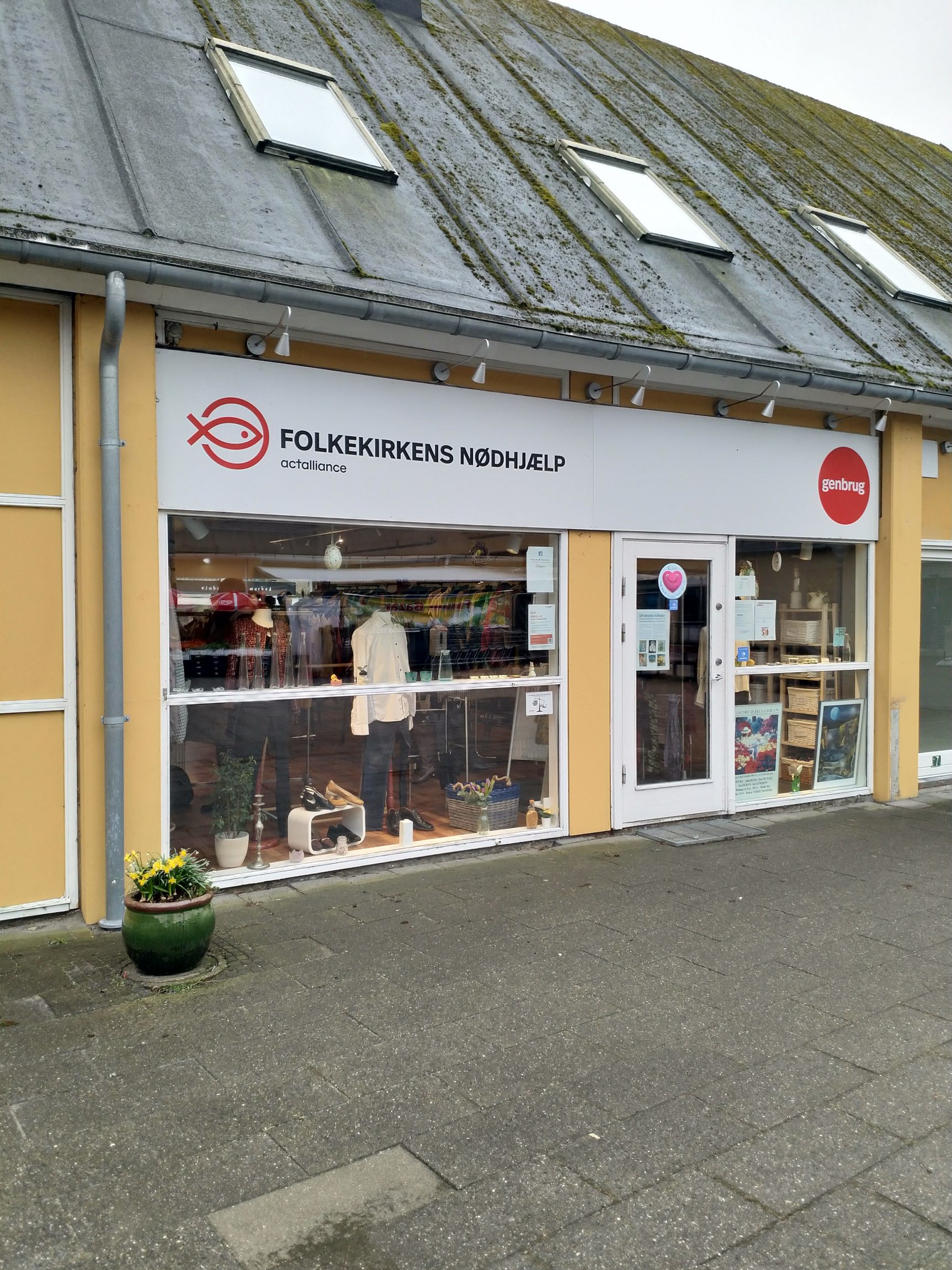 Folkekirkens Nødhjælps genbrugsbutik i Farum - kom og gør gode fund!